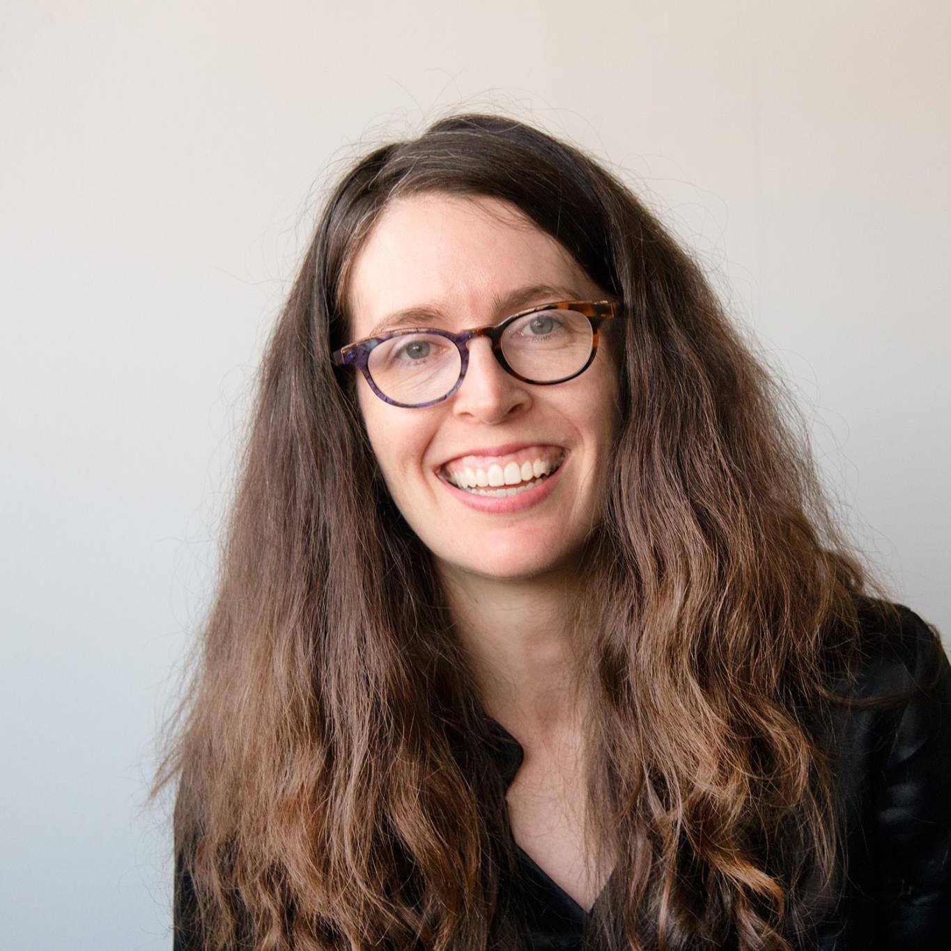 Amanda Lewis reçoit le Prix d'excellence Tom-Fairley 2020 - Réviseurs ...